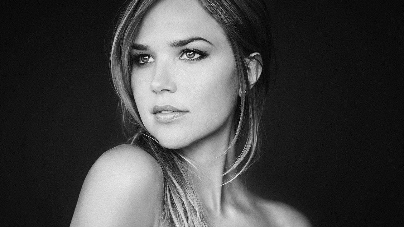 Arielle Kebbel Se Une A Fifty Shades Freed Tomatazos